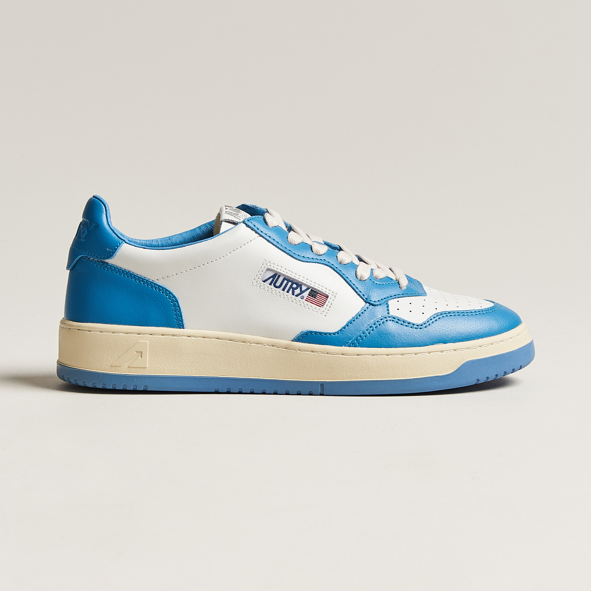 Autry Medalist Low Bicolor Leather Sneaker White/Blue bei Care of Carl