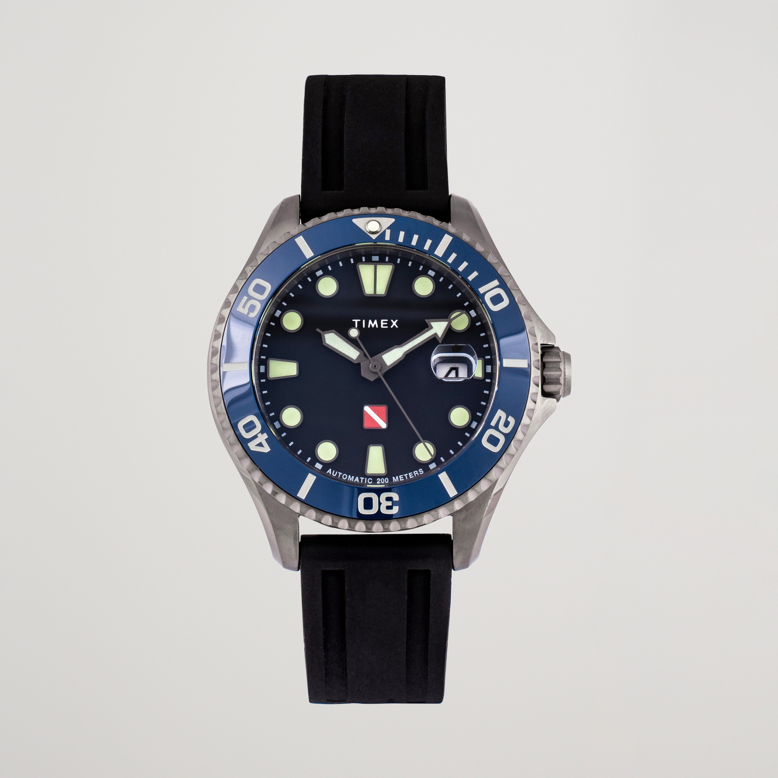 Timex Deep Water Tiburón Automatic 44mm Black Dial bei Care of Carl